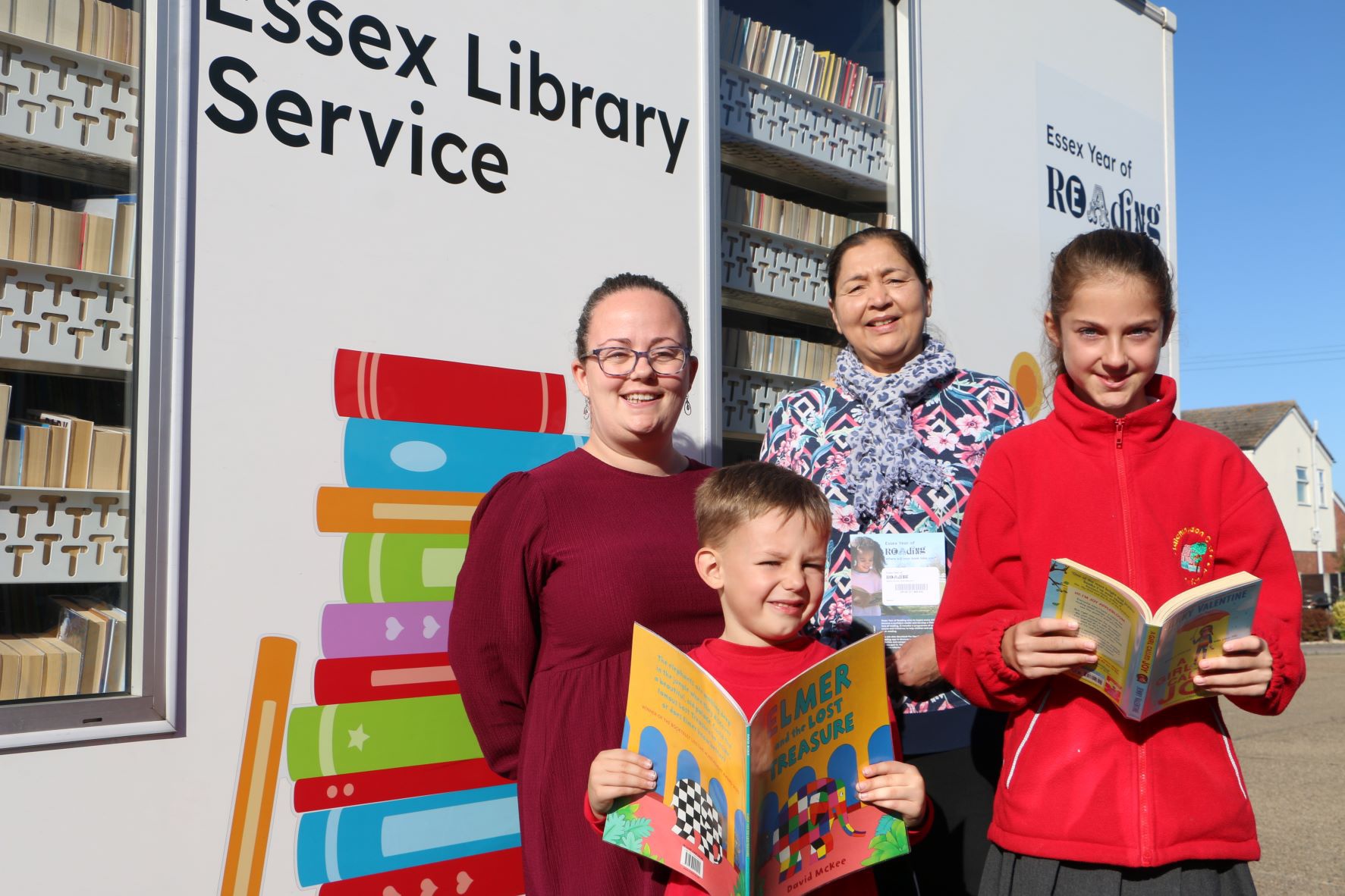 Mobile library outreach bus inspires pupils in Latchingdon - Essex-TV